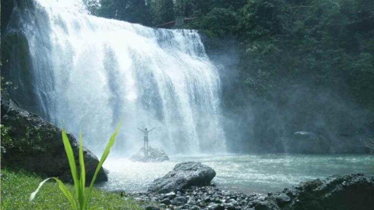 Objek Wisata Curug Leuwi Leutak, Shower Climbing di Air Terjun Niagara ...