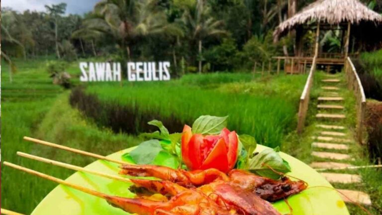 Objek Wisata Sawah Geulis, Tradisional Sunda di Tasikmalaya - ruber.id