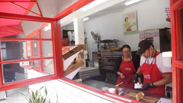 Cap Roti Buaya: Roti Penuh Makna untuk Momen Spesial di Bandung - ruber.id